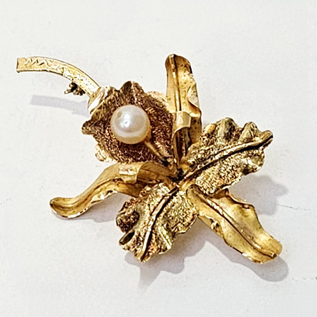 "ORCHID" BROOCH WITH CULTURED PEARL. MOUNTING IN 18K YELLOW GOLD ...