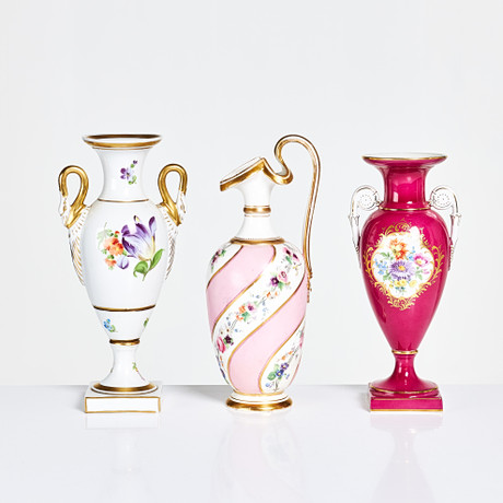 URNS AND HANDLE VASE, 3 parts, porcelain, polychrome decoration of ...