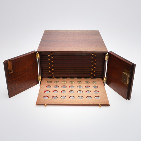 A 20TH CENTURY MAHOGANY COIN CABINET CONTAINING A COLLECTION OF 18TH ...