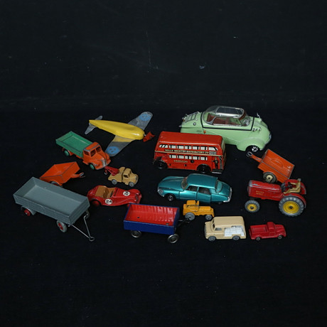 LEKSAKER, bland annat bilar. Leksaker - Leksaker - Auctionet