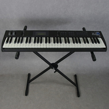 SYNTHESIZER, modell X5D, KORG, inkl. stativ Q-EX Stands. Samlarföremål ...