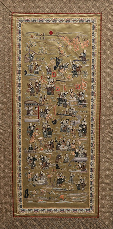 PANEL, 100 BARN, BRODERAD SILKE. KINA, 1900-TAL. Konst - Övrigt - Auctionet