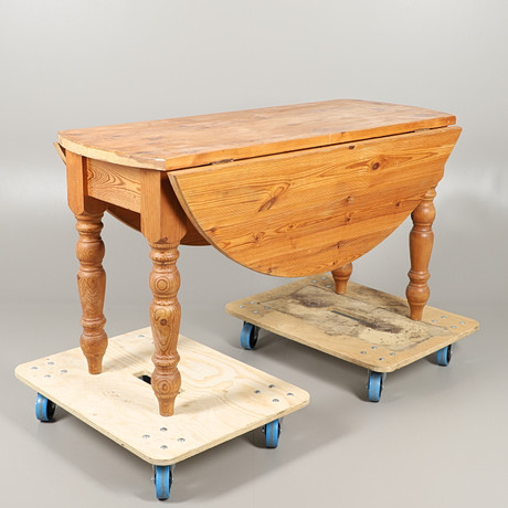 A PINE DROP FLAP KITCHEN TABLE. Furniture - Tables - Auctionet