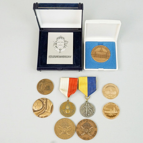 MEDALJER m.m, 10 st, bl a militära idrottsmedaljer, Norrtälje lokalmynt ...