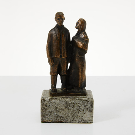 AXEL OLSSON. "Utvandrarna", skulptur i patinerad brons med stensockel ...