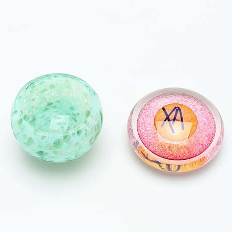 A ROBERT MARSHALL GLASS PAPERWEIGHT, AND A CAITHNESS BOWL. Glass - Art ...