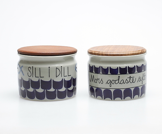 BURKAR, 2 st, keramik med trälock, "Mors Godaste Sylt" samt "Sill i ...