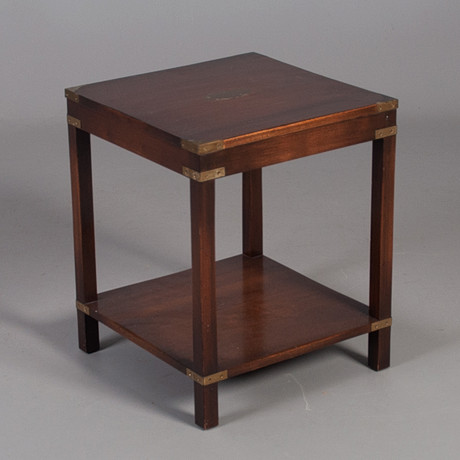 SIDE TABLE, ENGLISH STYLE REPRODUCTION. Furniture - Tables - Auctionet