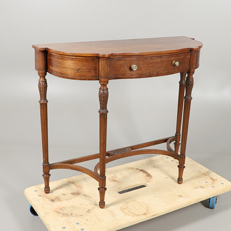 A REPRODUCTION MAHOGANY CONSOLE TABLE. Furniture - Tables - Auctionet