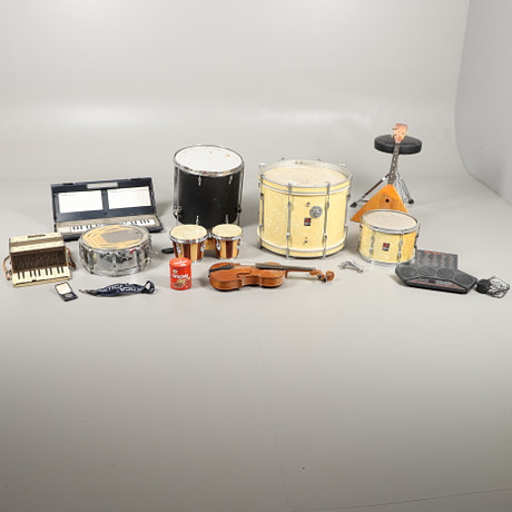 OLIKA TRUMMOR OCH ANDRA INSTRUMENT. Övrigt - Musikinstrument - Auctionet