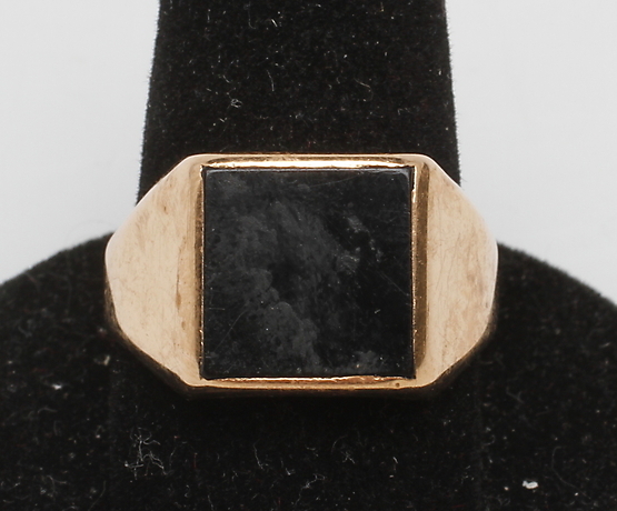 Signet ring with black stone, 18k gold, weight about 4.5 gr. Jewellery ...