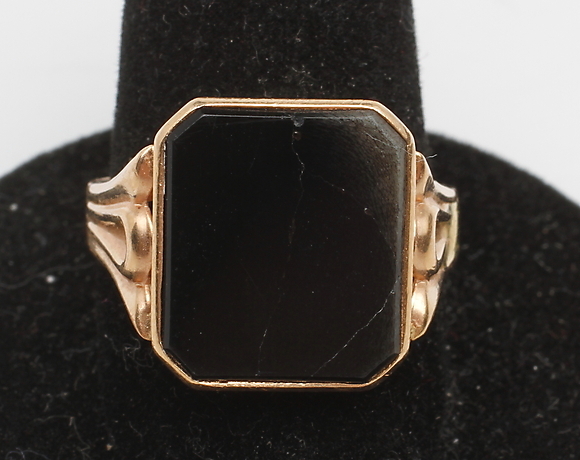 Signet ring, 18k gold, with black stone, total weight about 5.5 gr ...