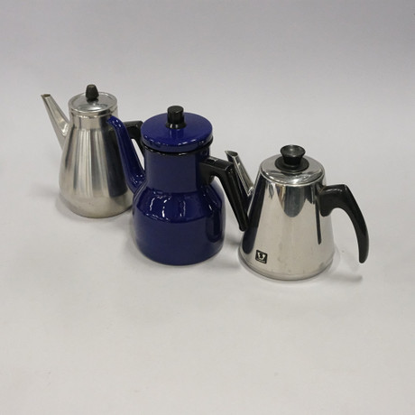 THREE JUGS, INCLUDING KOKKUMS. Miscellaneous - Miscellaneous - Auctionet