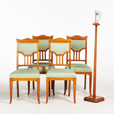 STOLAR samt GOLVLAMPA, 5 delar, bestående av: 4 matstolar, 1900-talets ...