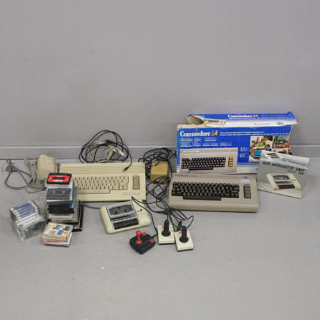 TWO COMMODORE 64 WITH ACCESSORIES. Toys - Toys - Auctionet