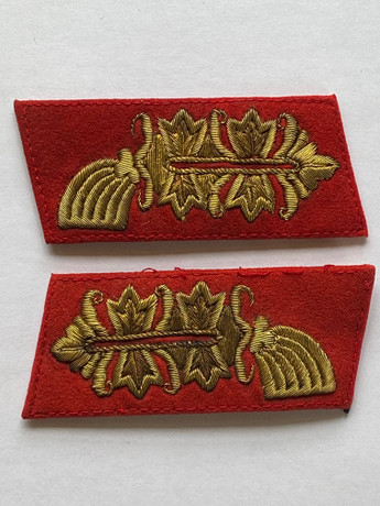 A PAIR OF SECOND WORLD WAR GERMAN ARMY GENERAL'S COLLAR PATCHES ...