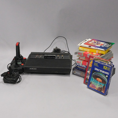 ATARI 2600, GAMES CONSOLE WITH ACCESSORIES. Toys - Toys - Auctionet
