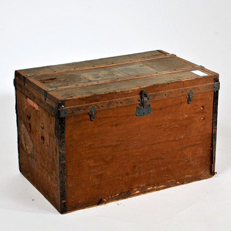 A TRUNK. Furniture - Chests of drawers - Auctionet