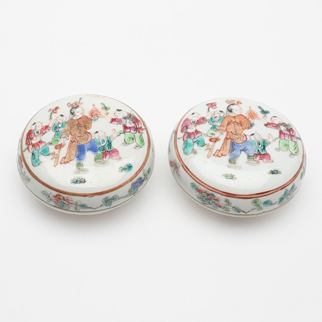 BOXES, AN EQUAL PAIR, China, porcelain with enamel painting depicting a ...