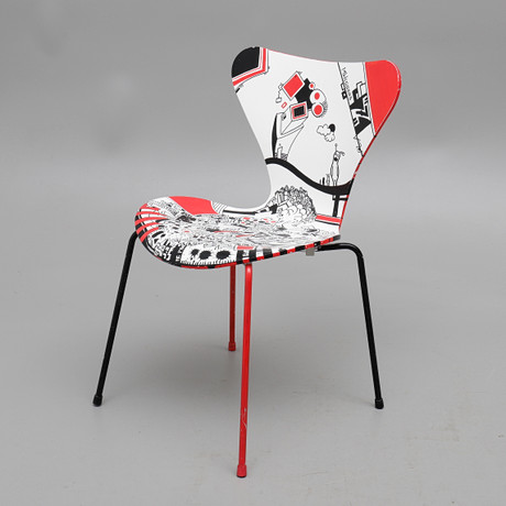 MARK WIGGERS (FÖDD 1986). EN DEKORERAD SJUANSTOL, LACKERAD POSCATUSCH ...