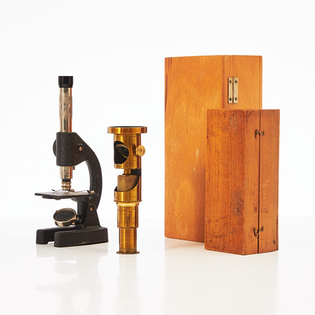 MIKROSKOP, 2 st., 1900-tal, varav en i mässing. Samlarföremål - Teknika ...