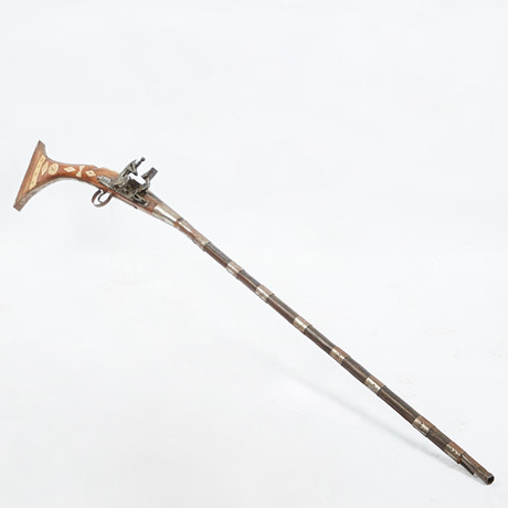 Beduin gevär 1800-talet. Vapen & Militaria - Blankvapen - Auctionet