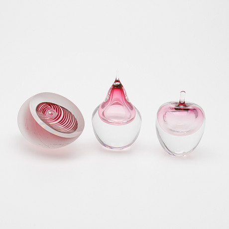 STUDIO ÅHUS, THREE ART GLASS OBJECTS. Glass - Art glass - Auctionet
