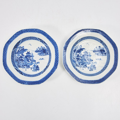 PLATES, a pair, China, Jiaqing (1796-1820), octagonal rim, decoration ...