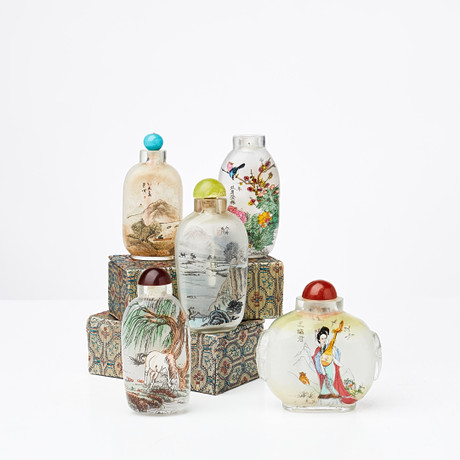 SNUFF BOTTLES, 5 dlr, painted decoration, partly with corks and ...