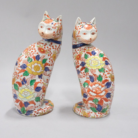TWO FIGURES IN THE SHAPE OF CATS, IMARI, JAPAN, 20TH CENTURY. Ceramics ...