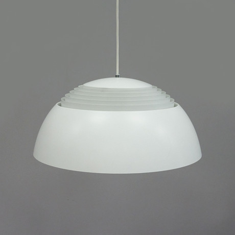 ARNE JACOBSEN. VIT TAKLAMPA, AJ ROYAL PENDEL, LOUIS PAULSEN. Belysning ...