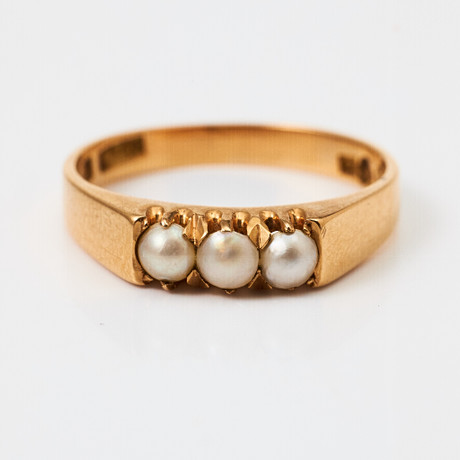 SORMUS, 18k kultaa, 3 puolihelmeä, Gustaf Dahlgren & Co, Malmö 1906. Korut ja jalokivet ...