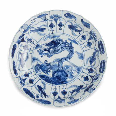 A CHINESE UNDERGLAZE BLUE AND WHITE PORCELAIN 'DRAGON' DISH. Asiatika ...