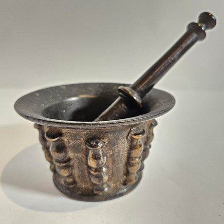 18TH CENTURY IRON PLUSH MORTAR. WITH MACE. Art - Other - Auctionet