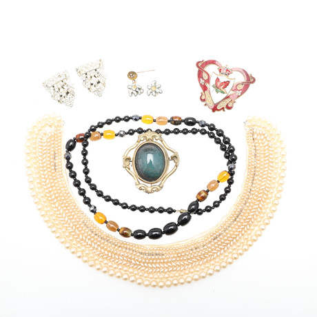 A GROUP OF COSTUME AND DRESS JEWELLERY. Jewellery & Gemstones - Other ...