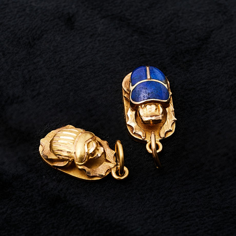 HÄNGEN, 2 st, 18 k guld, i form av Skarabe, varav 1 st med Lapis Lazuli ...