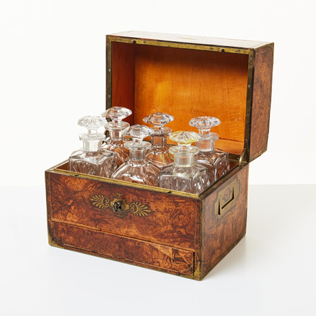 SCHATULL med flaskor och glas, 1800-taletse senare del, bestående av 3 ...