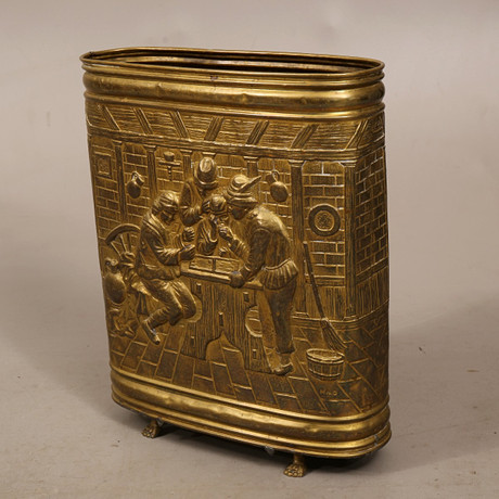 PARAPLYSTÄLL, gulmetall, reliefmönstrat föreställande tärningsspelande ...