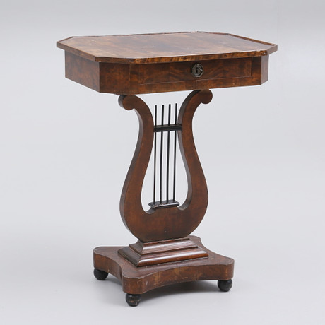 SEWING TABLE/LYR TABLE, early 20th century. Furniture - Tables - Auctionet