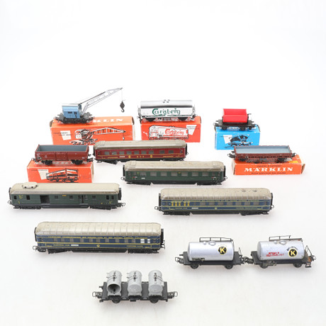 MODEL TRAIN & WAGONS, 13 parts. Toys - Toys - Auctionet