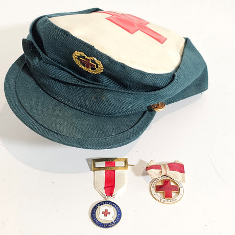 RED CROSS CAP WITH TWO MEDALS. SECOND THIRD XX CENTURY. Weapons ...