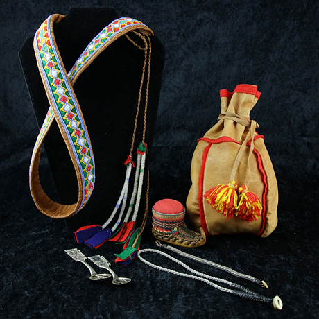 SAMLING SAMISKA FÖREMÅL/SAMISKT HANTVERK, 7 delar, bl.a. pärlbroderad s ...