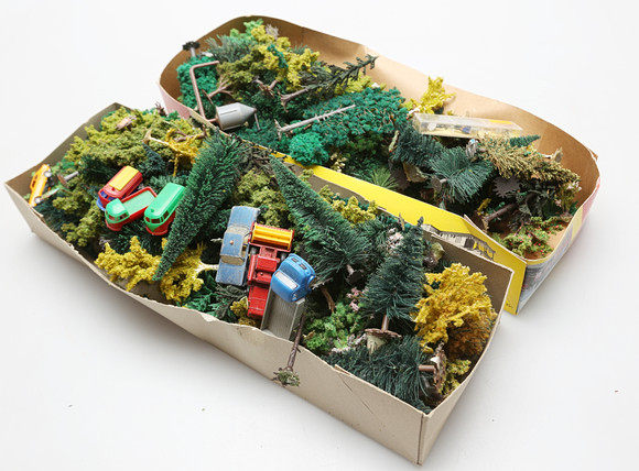 MODEL TRAIN BANNER PROPS, trees, people and cars. Toys - Toys - Auctionet