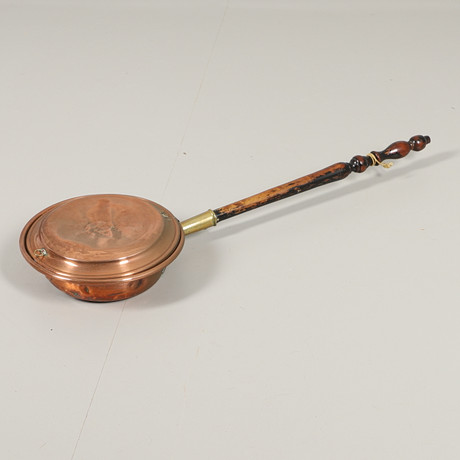 A COPPER BED WARMING PAN. Silver & Metals - Pewter, Brass & Copper ...