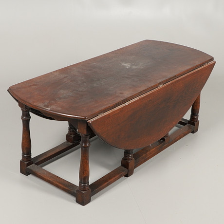 AN OAK GATELEG COFFEE TABLE. Furniture - Tables - Auctionet