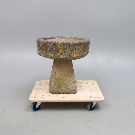 A WEATHERED PRE-CAST CIRCULAR TROUGH. Garden & Architectural - Garden ...