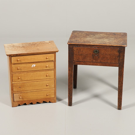 EN LITEN EK PALL (2). Möbler - Övrigt - Auctionet