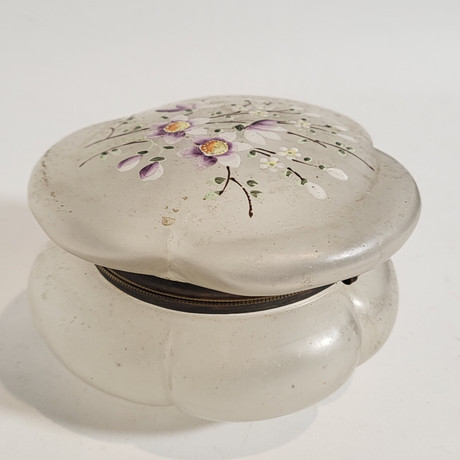 CANDY BOX IN BLOWN GLASS WITH ENAMEL. CIRCA 1900. Glass - Utility glass ...