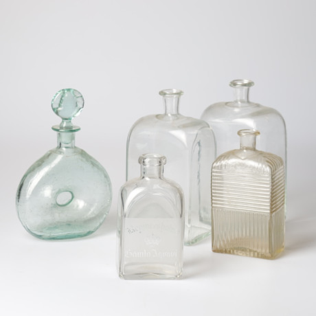 FLASKOR samt KARAFF, 5 st, munblåst glas, 1800-/1900-tal. Glas ...