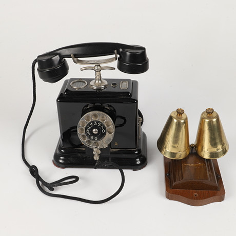 BORDSTELEFON OCH RINGKLOCKA, bakelit/mässing m. m, L M Ericson, 1900 ...